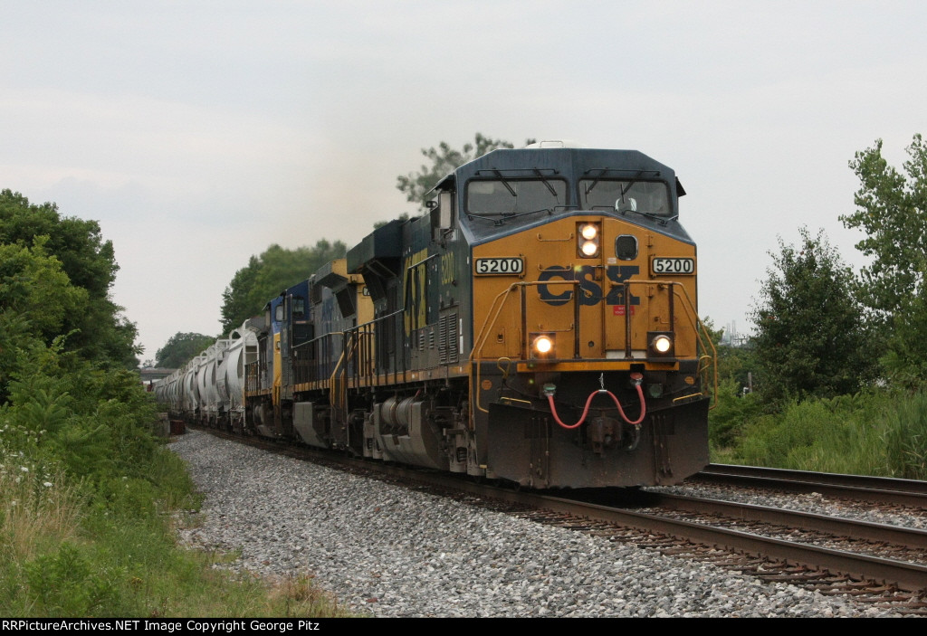 CSX 5200 and train Q438